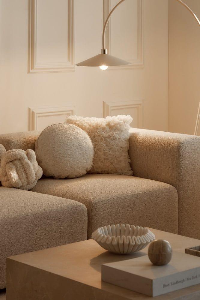 Tendencia Blobjects_Sofá LENNA, Cojín DOTTY, Bol SANTORINI y Puf ALTO ...